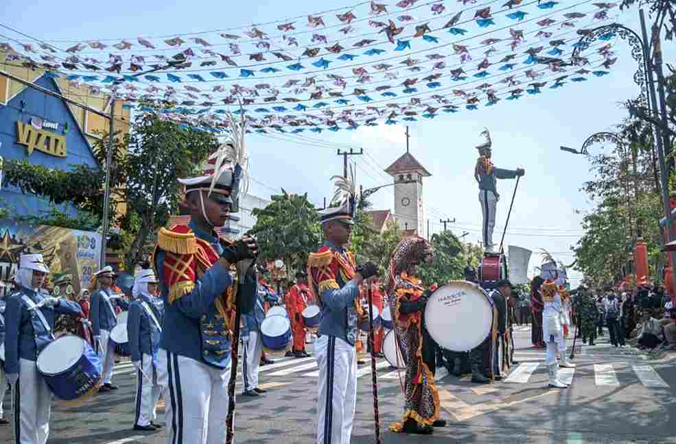 Penuh Atraksi dan Kekompakan, Parade Drumband Military Jadi Magnet HUT ...